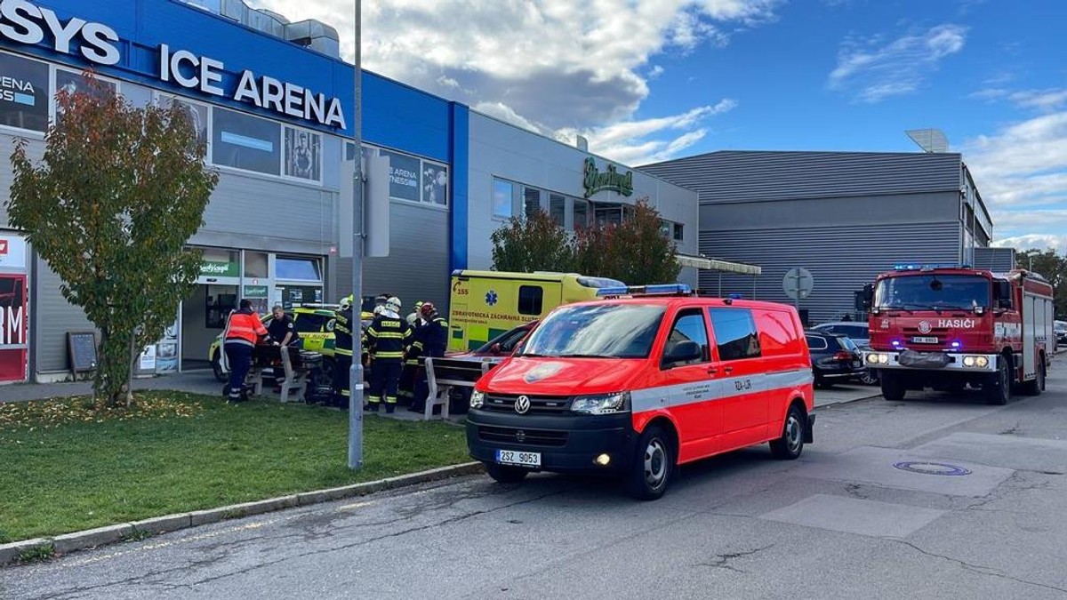 Boj o život dítěte v Říčanech. Na zimním stadionu ho přejela rolba | TN.cz