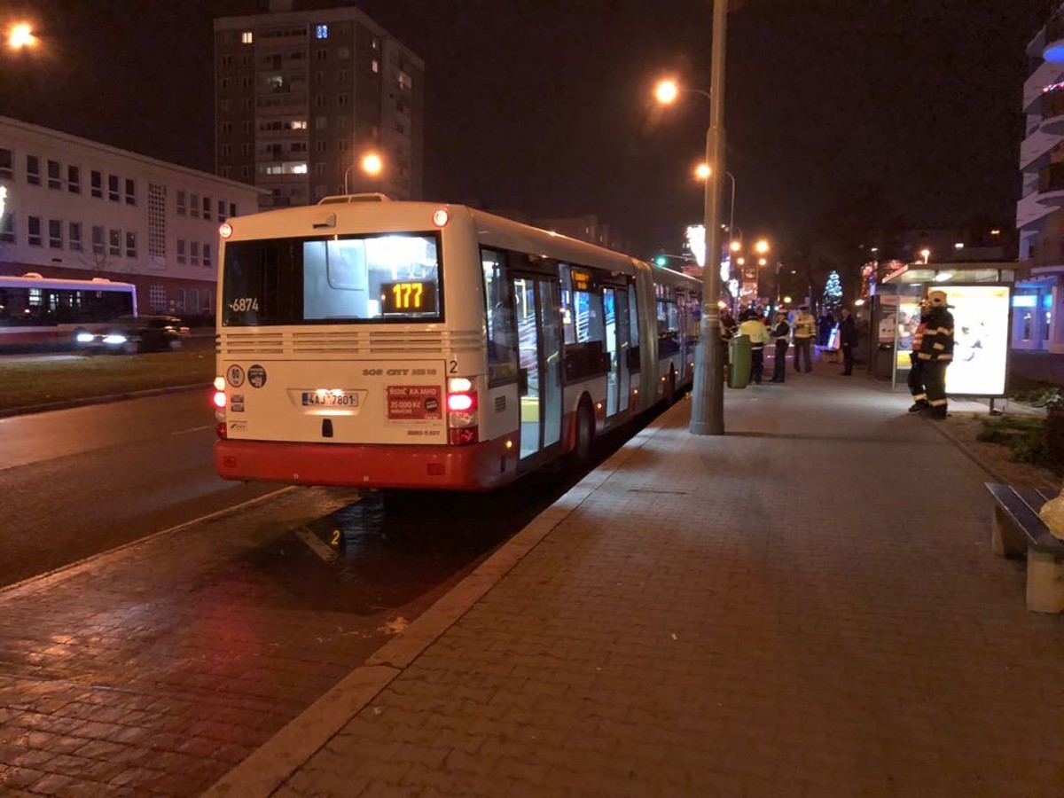 Muže (60) v Praze srazil autobus MHD, skončil na jipce | TN.cz