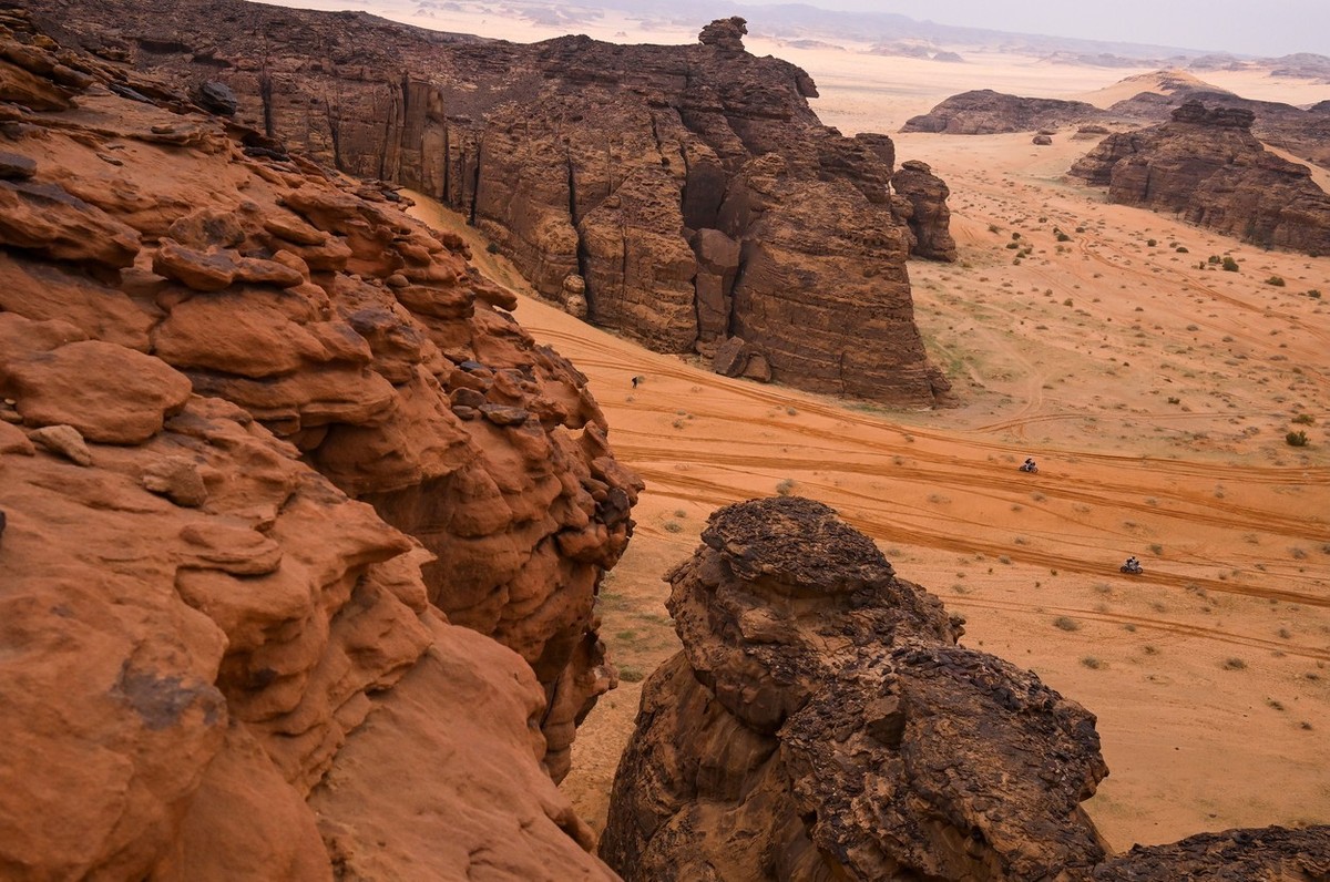 Plechy na šrot, ale na těle ani škrábanec. Český fotograf měl na Dakaru nehodu | TN.cz