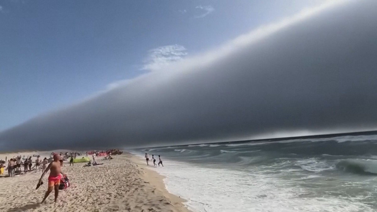 Na portugalské pláži natočili roll cloud. V Evropě je vzácný, lidé začali panikařit | TN.cz
