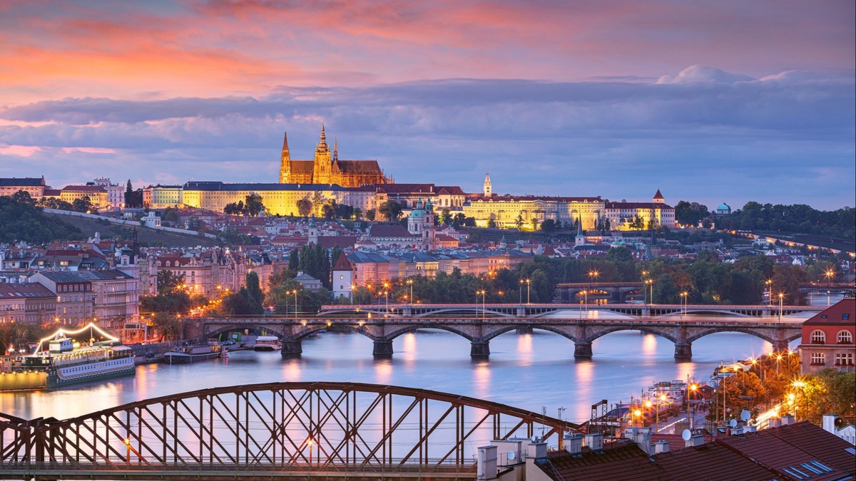 Praha měla 15. nejhorší ovzduší na světě. Lidé mají omezit chození ven ...
