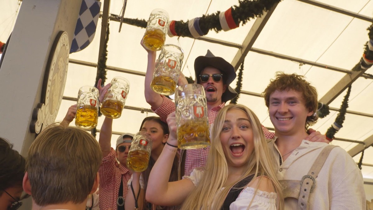V Německu začal Oktoberfest. Tuplák za čtyři stovky lidi neodradil | TN.cz
