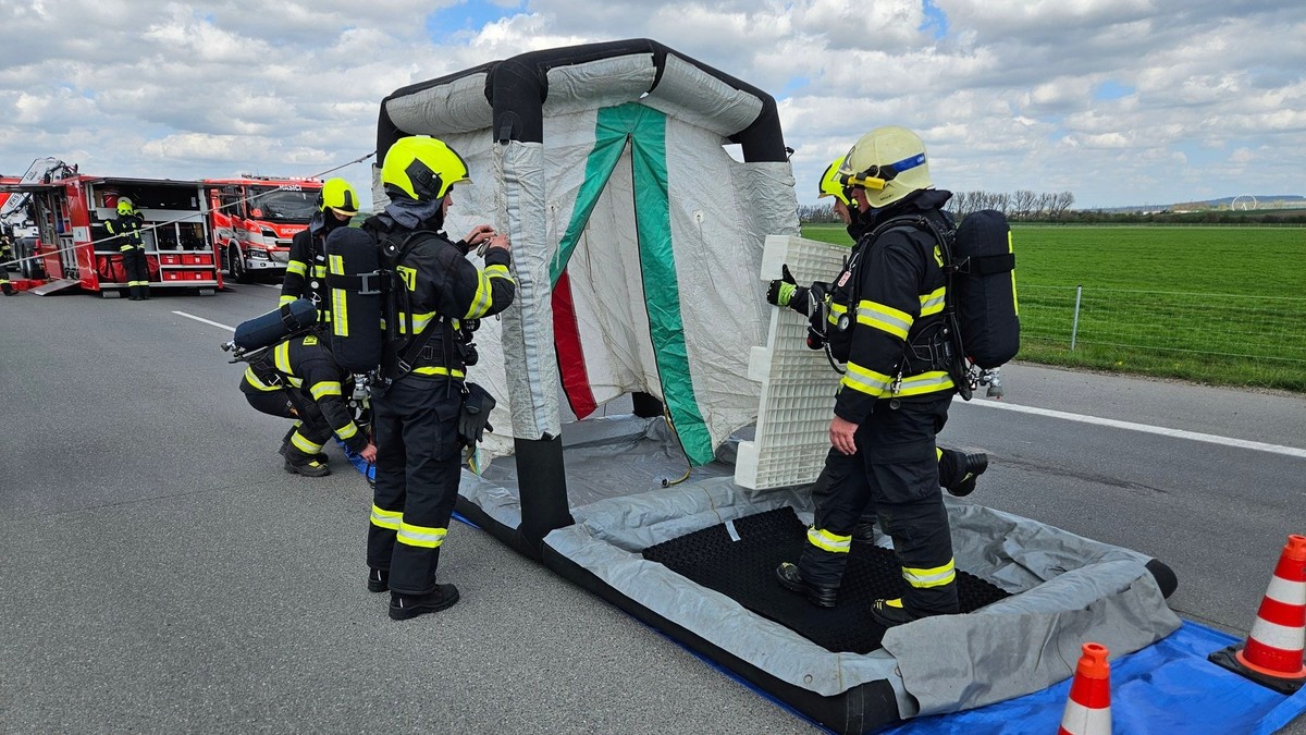 Dálnice D2 je uzavřená. Cisterna tam rozlila síru, znečistila několik ...