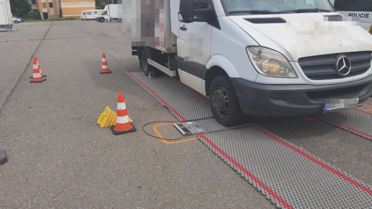 Silnice ničí přetížené náklaďáky. Jeden přesahoval limit o 1 300 ...
