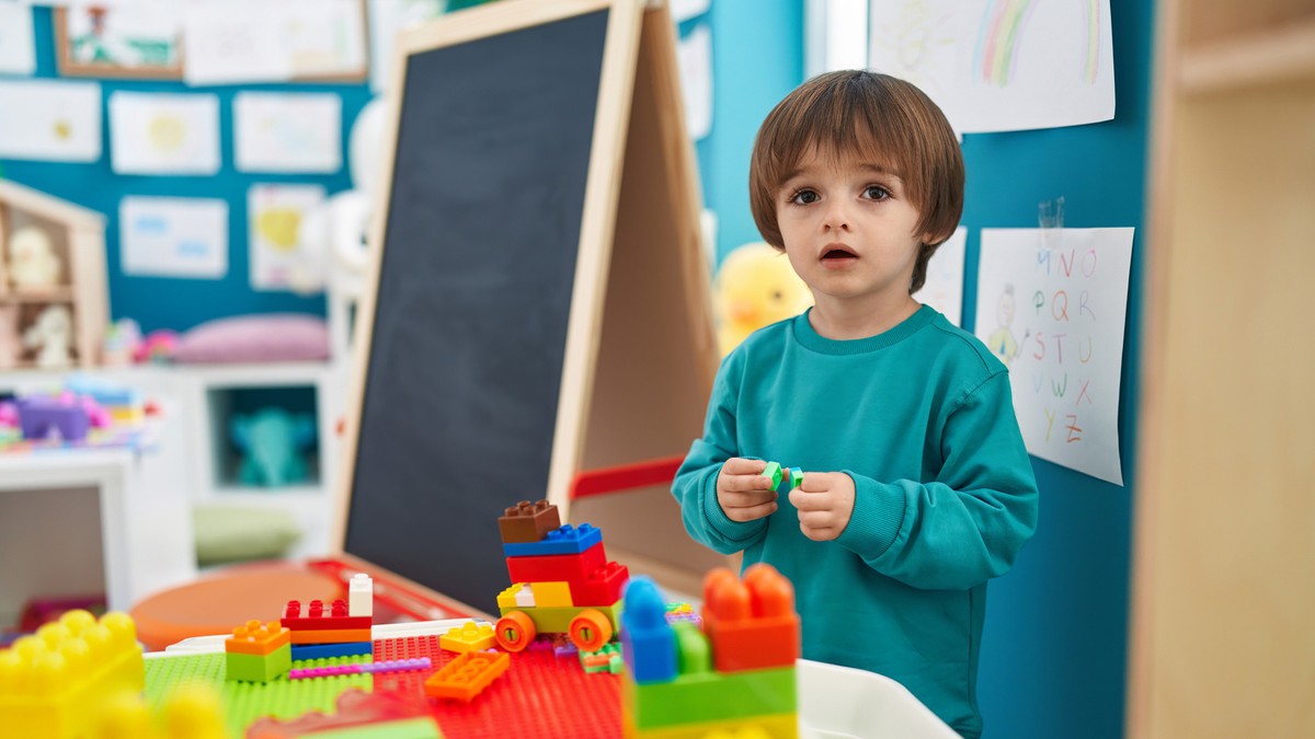 Záhadná otrava ve školce. Děti skončily v nemocnici, budovu museli ...