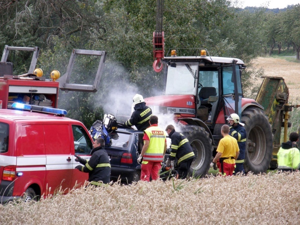 SMRTELNÁ NEHODA! Traktor se střetl s osobákem | TN.cz