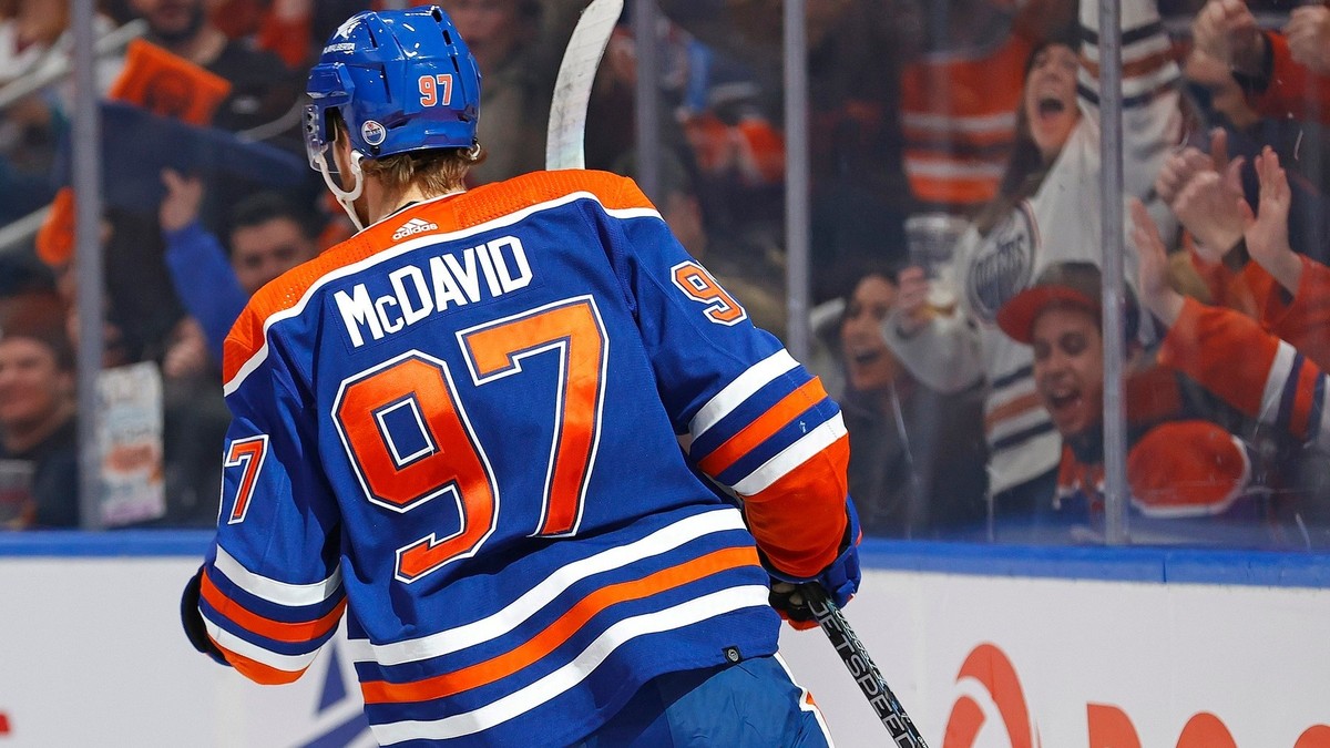 McDavid zapsal gól a čtyři asistence, v bodování už přeskočil Pastrňáka ...