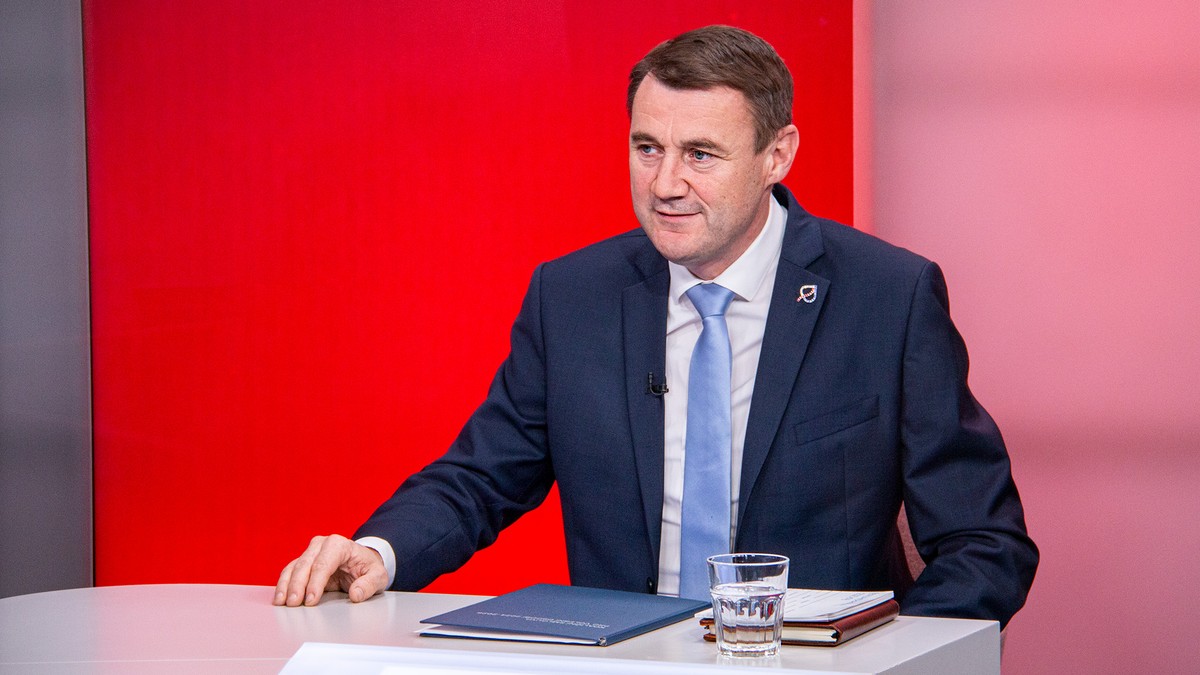 Fialovy sliby o mzdách: Slova lidem, kteří nečtou ani delší souvětí ...