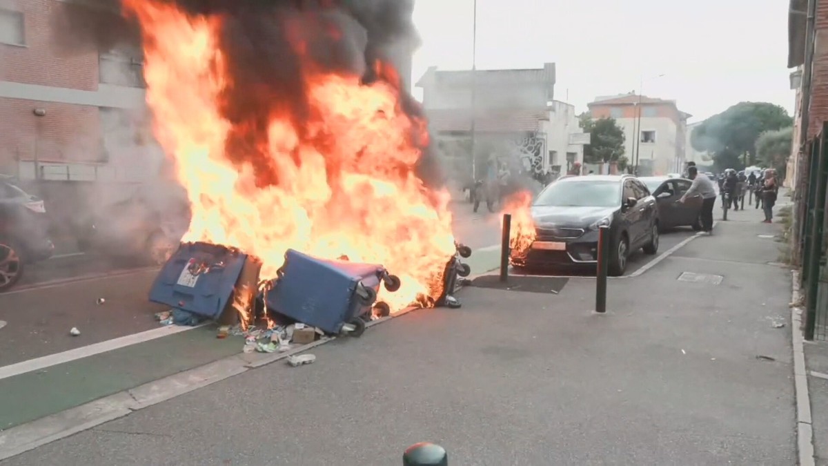 Francii ochromily násilné protesty. Zablokujte vše, dožadují se lidé v ...