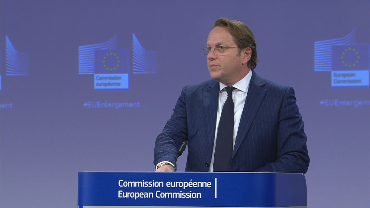 Maďarský nominant na eurokomisaře zklamal, křeslo zatím jisté nemá | TN.cz