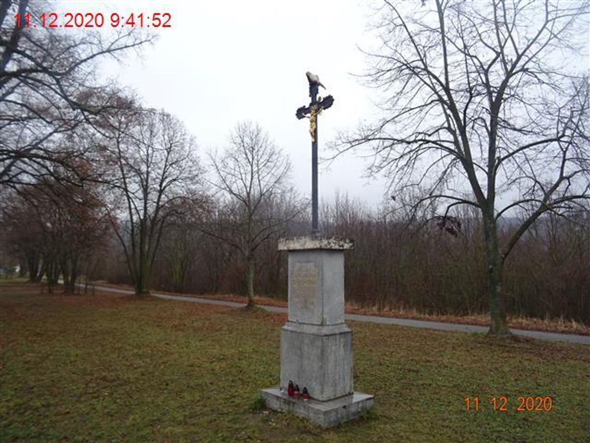 Na krucifix v Brně někdo narazil kozí hlavu. Krista pak omotal ...