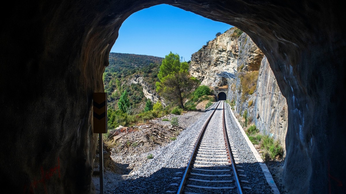 Španělsko si objednalo příliš široké vlaky. Nevejdou se do tunelů | TN.cz