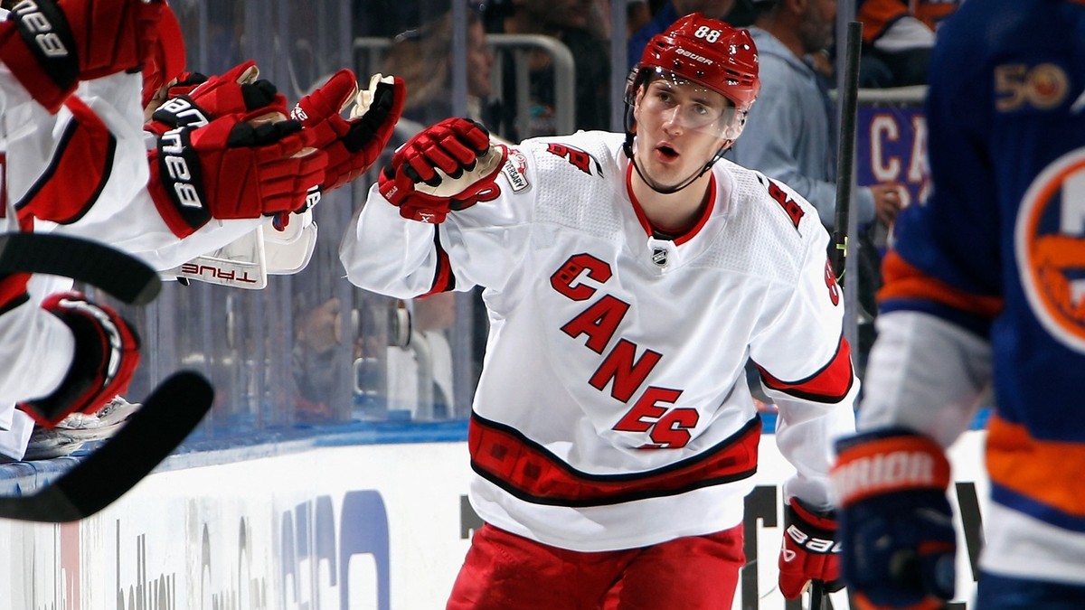 Carolina má v souboji s Islanders mečbol. Gólem k třetí výhře pomohl ...
