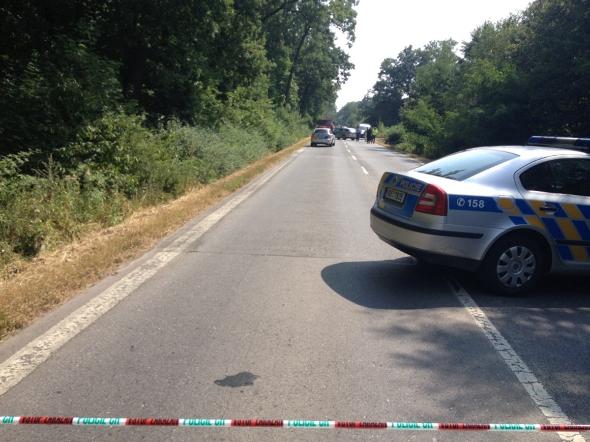 Motorkář škrtl při honičce o policejní zátaras a vyletěl ze silnice ...