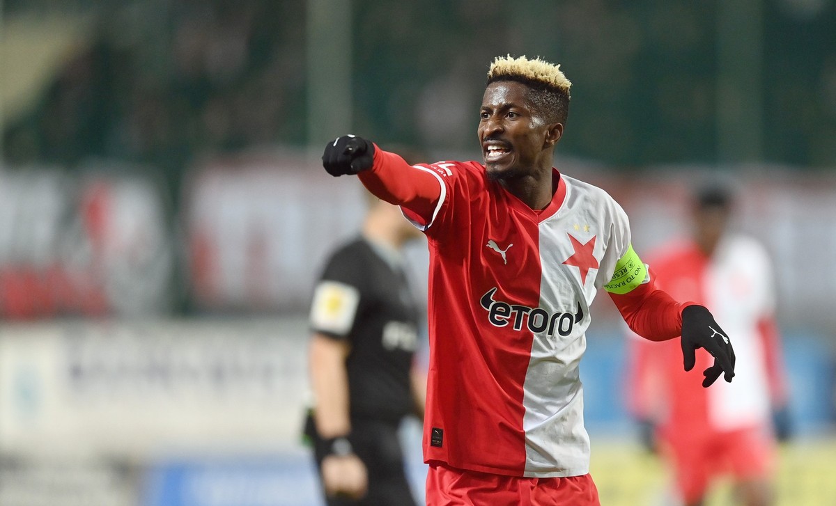 Olayinka dvěma góly zařídil Slavii výhru. Sešívaní jdou opět do čela ...