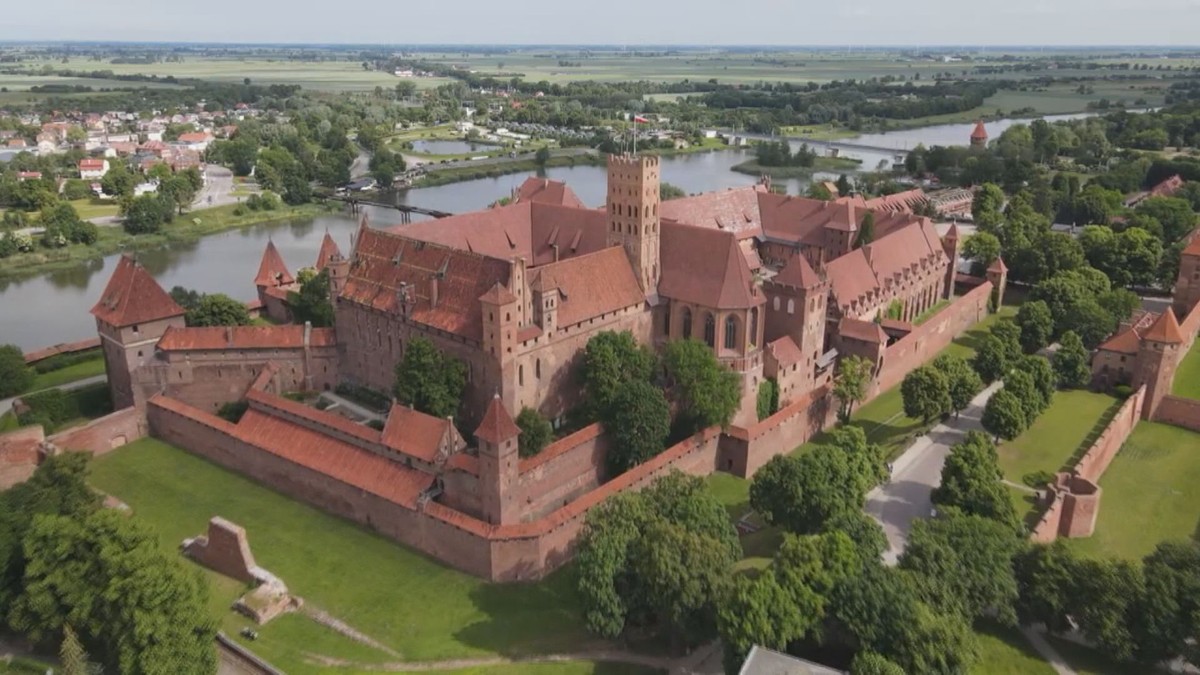 Největší cihlový hrad najdete v Polsku. Malbork sloužil po staletí ...