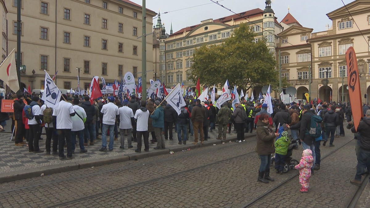 Největší protest studentů byl v Praze. Ministrovi školství předali ...