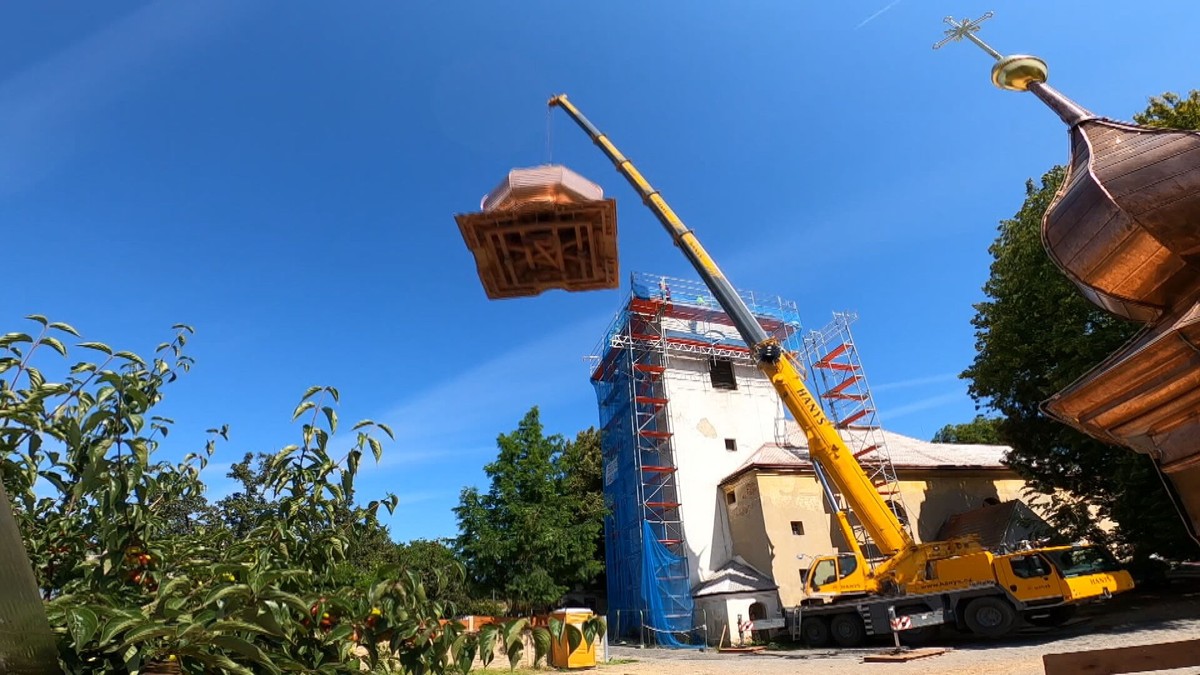 Kostel svatého Bartoloměje v Žandově dostal novou věž. Váží přes ...