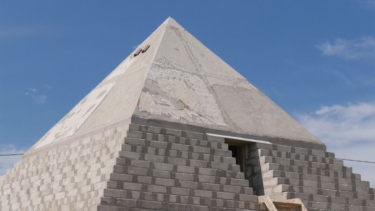 Pyramida v Rusku. Manželé si postavili repliku slavné Cheopsovy ...
