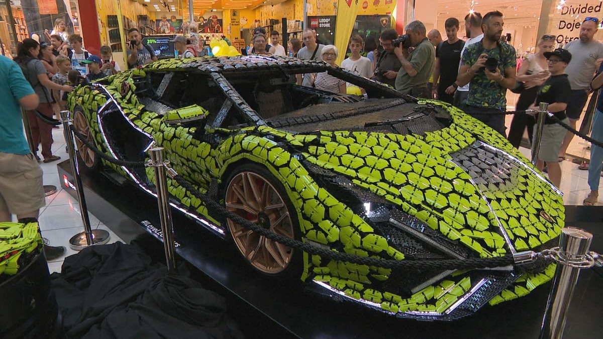 Na "české" lamborghini z lega se stojí fronty. Postavené je ze 400 ...