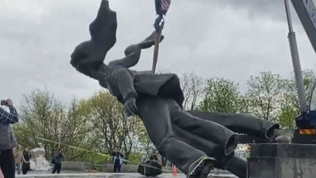 V Kyjevě strhli symbol rusko-ukrajinského přátelství. Soše nejprve ...