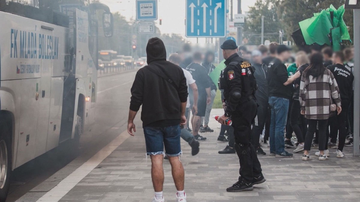 Fanoušek se na hokeji v Pardubicích snažil ukrást dveře | TN.cz