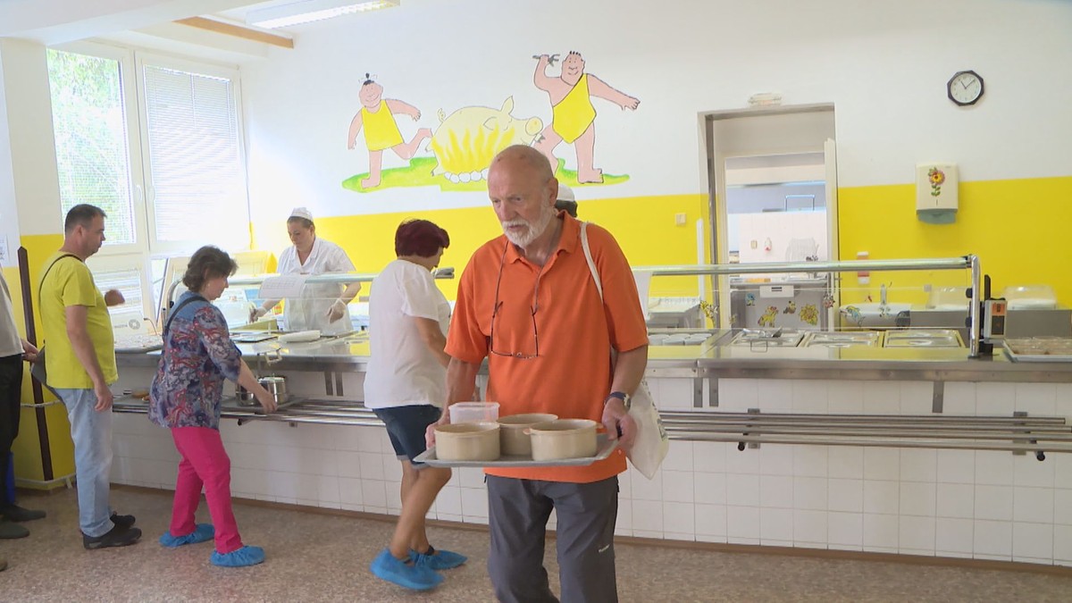 Školní jídelny plní senioři. Nutí je k tomu drahota | TN.cz ...