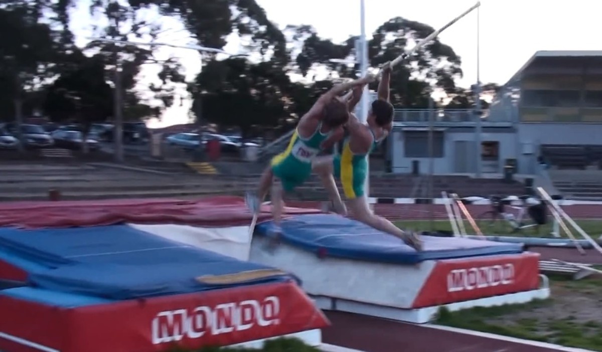 VIDEO: Skok o tyči ve dvou? Zkuste trénink, je to docela zábava! | TN.cz