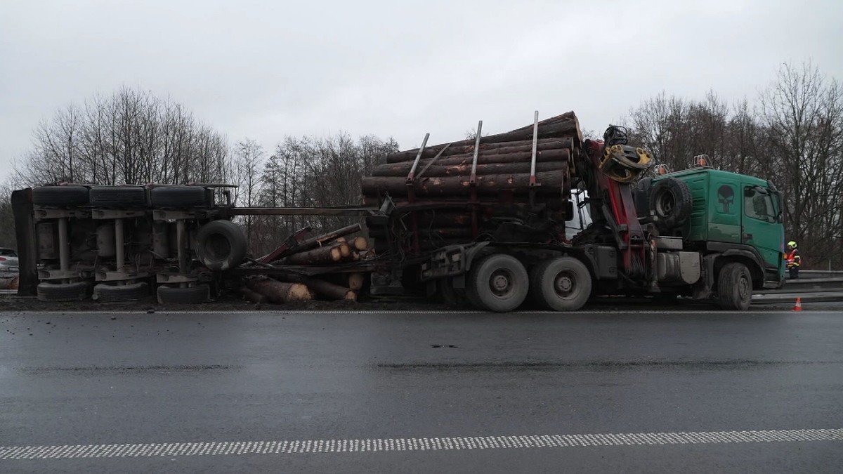 Kamion, který havaroval u Frýdku-Místku, byl přetížený. Váhu přesáhl o ...