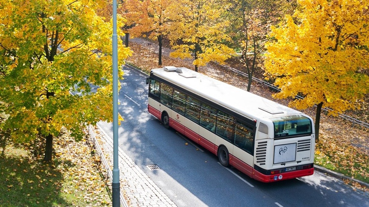 Autobus v Praze přivřel ženu a táhl ji několik metrů. Policie hledá ...