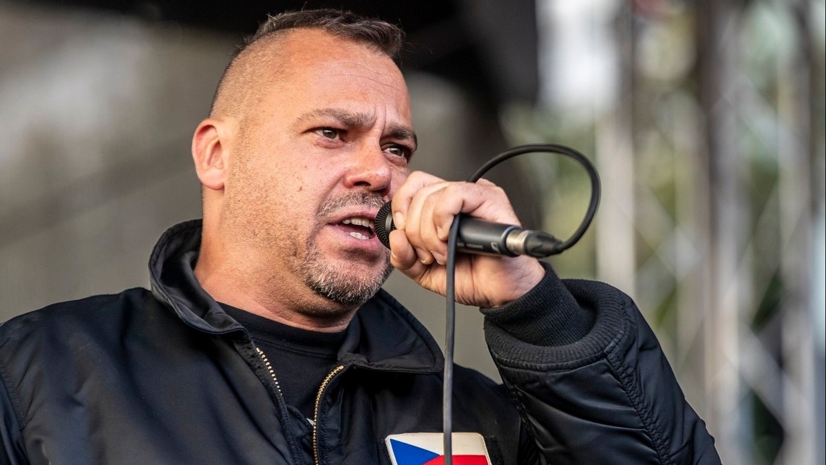 Ortel vystoupí v dětském parku. Skupina je populární mezi neonacisty ...