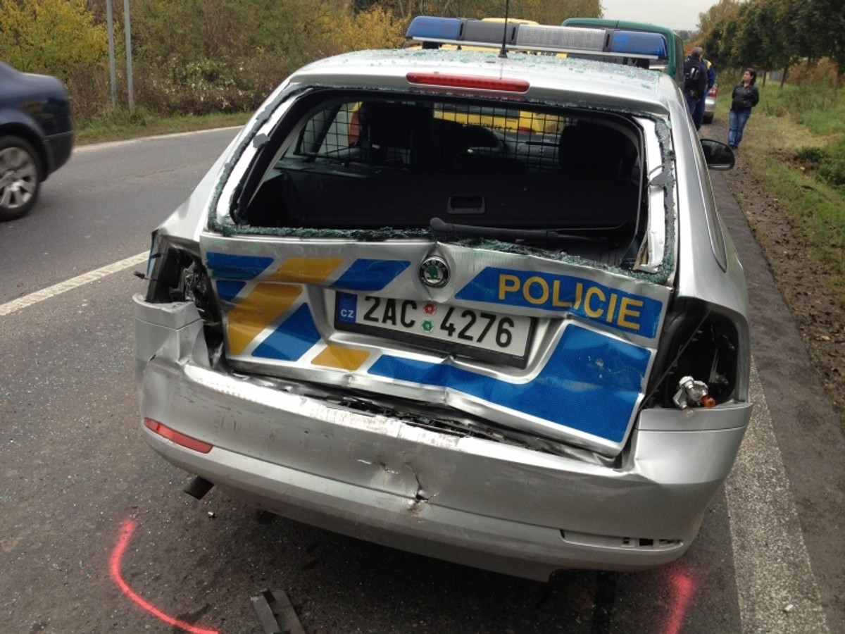 Do hromadné autonehody v Praze se připletli i policisté. GALERIE | TN.cz
