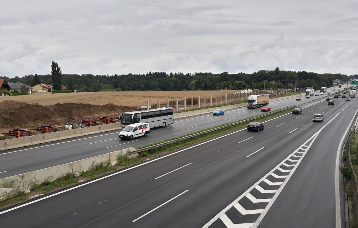 Řidiči, pozor na změnu pravidel! Z dálnice D1 do Průhonic se stala ...