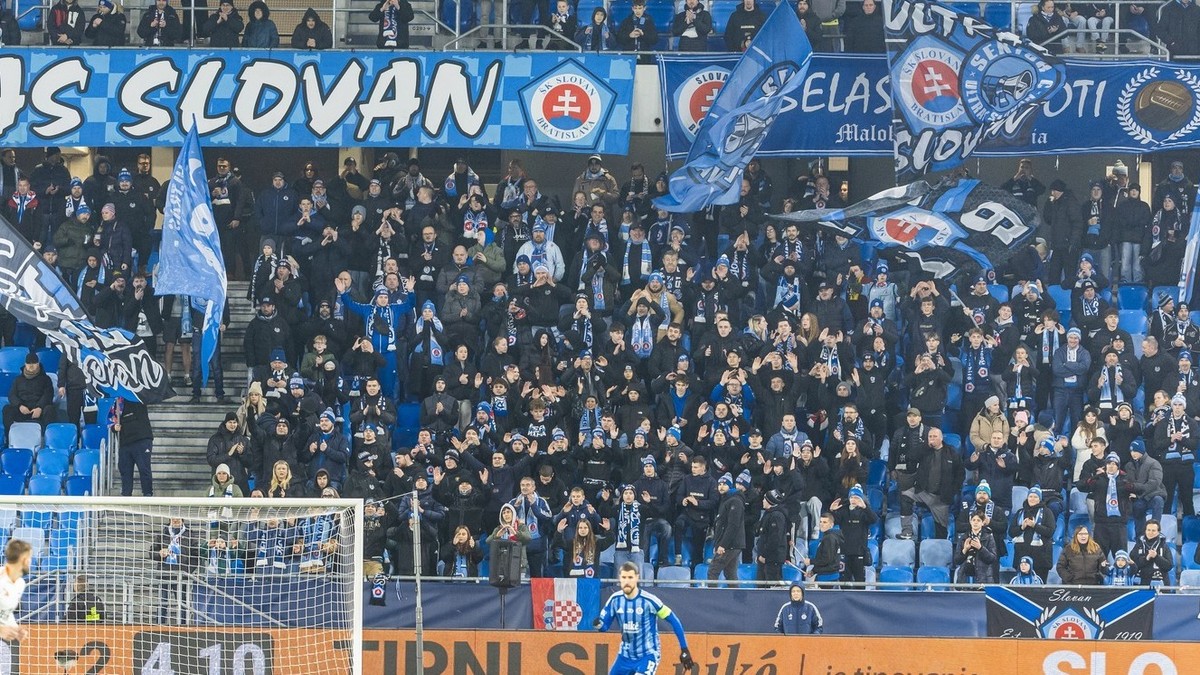 Opilí fanoušci Slovanu řádili v letadle. Došlo k zatčení i deportaci ...