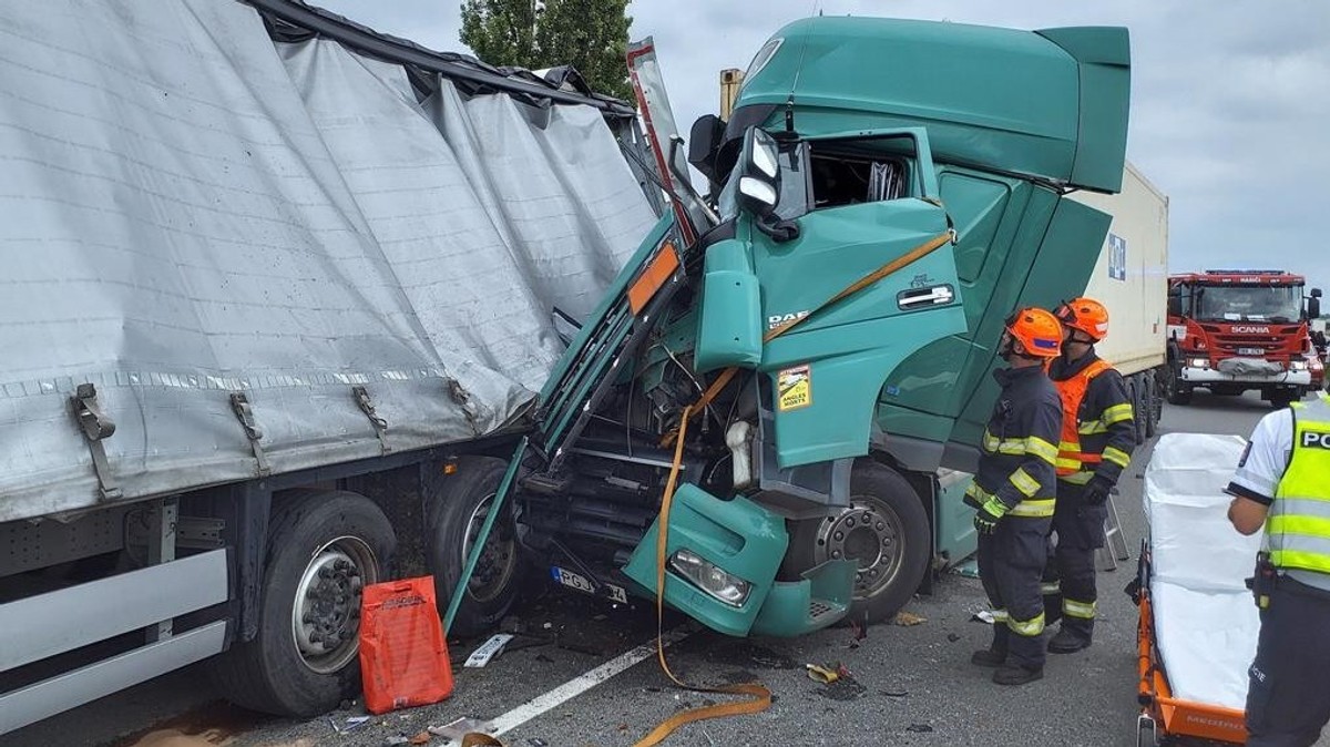 Na dálnici D2 se srazily kamiony. Ve směru na Brno je zablokovaná | TN.cz