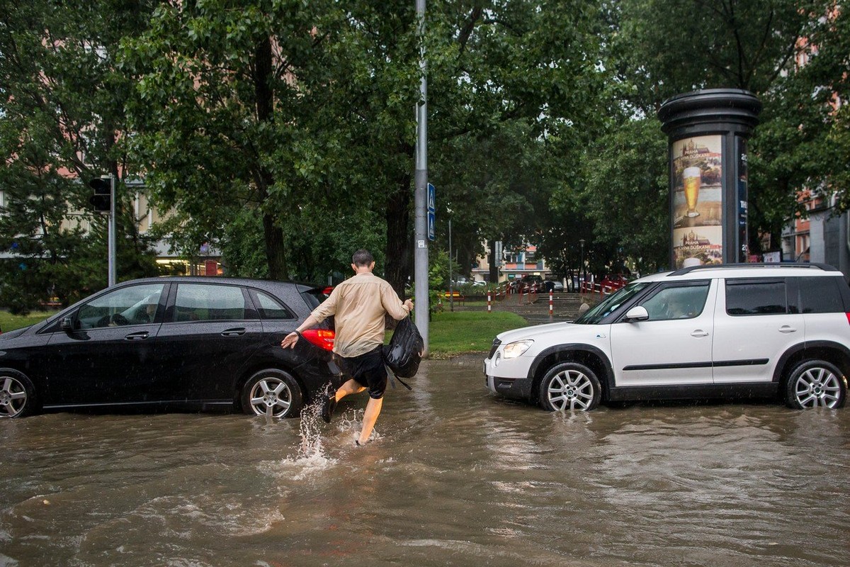 VIDEO: Záplavy, přívalový déšť i bílé závěje trápí jih Evropy! | TN.cz
