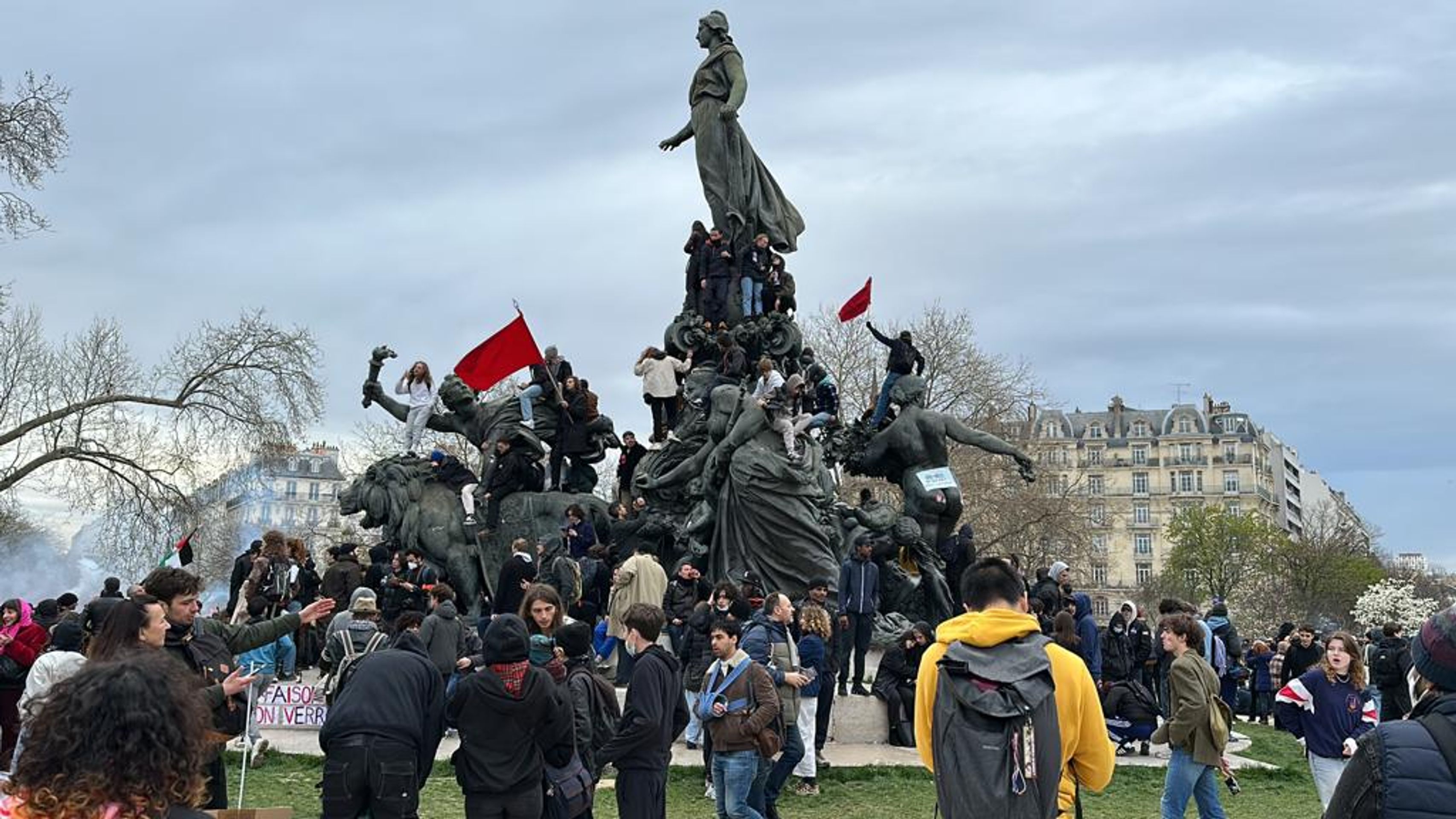 Demonstrace v Paříži, 28. 3. 2023 | Galerie: Demonstrace v Paříži | TN.cz