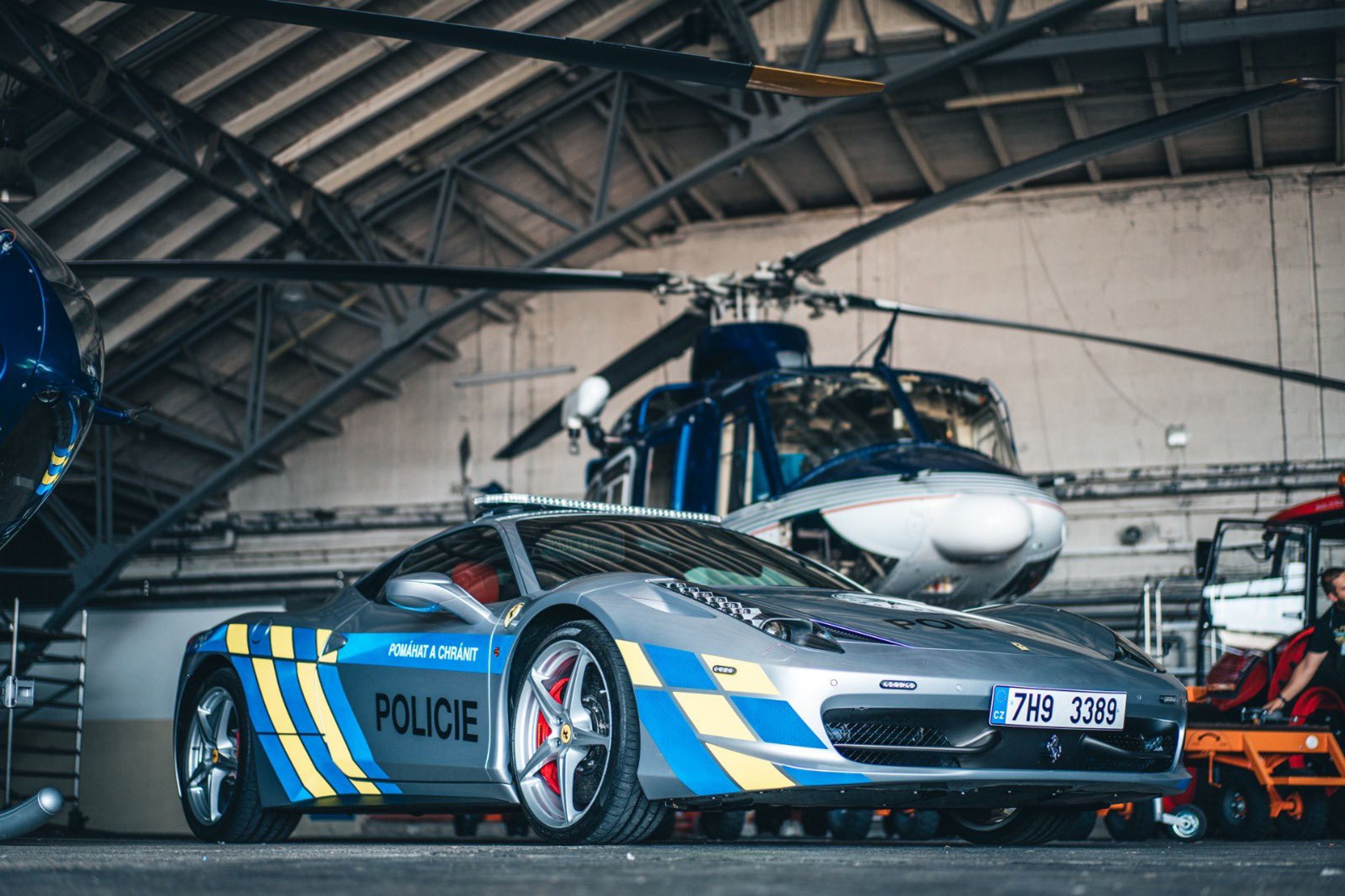Ferrari F 142-458 Italia během Dne s policií na autodromu v Sosnové ...