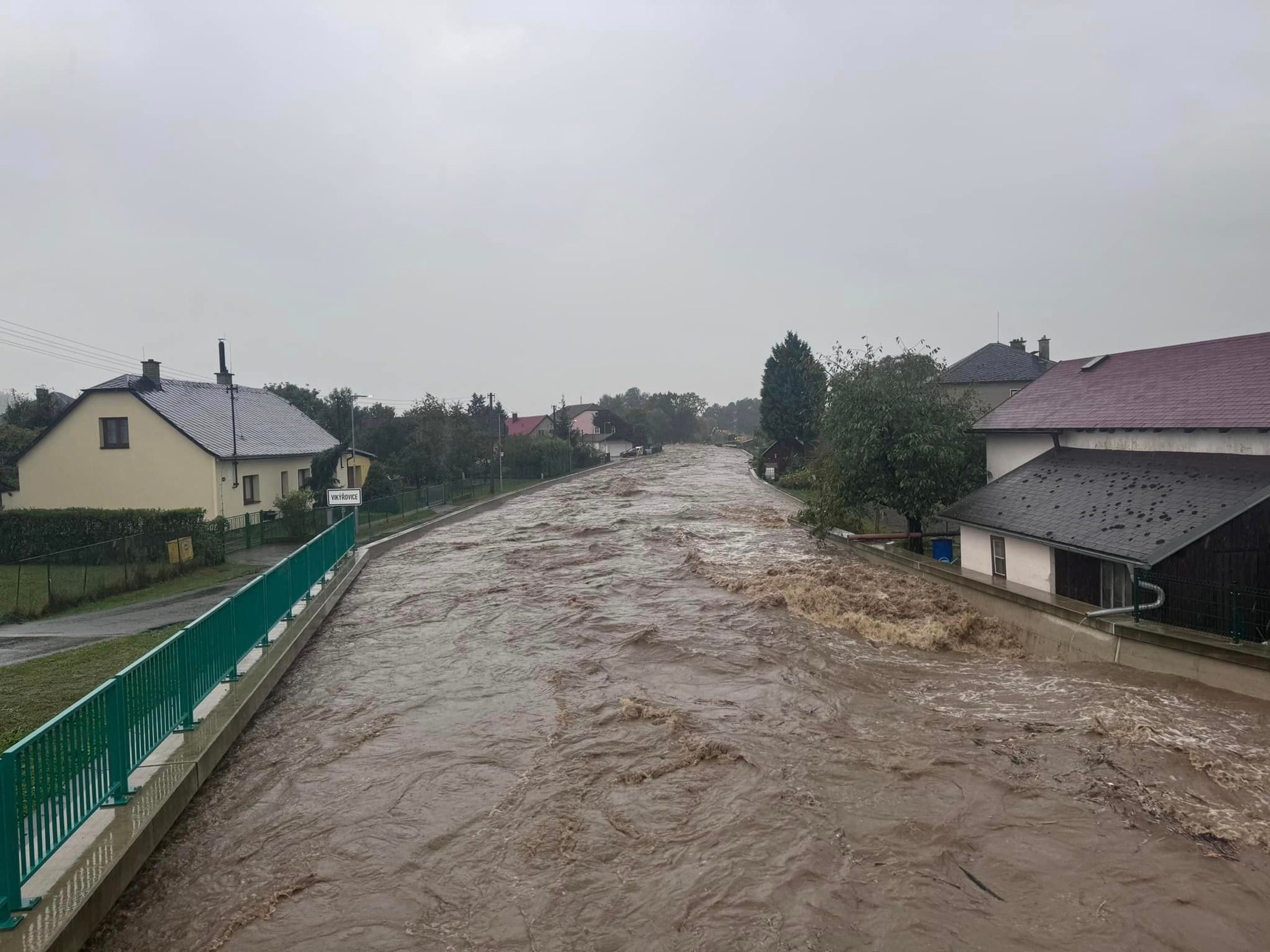 V Hanušovicích se protrhl břeh řeky | Galerie: Protržený břeh v ...