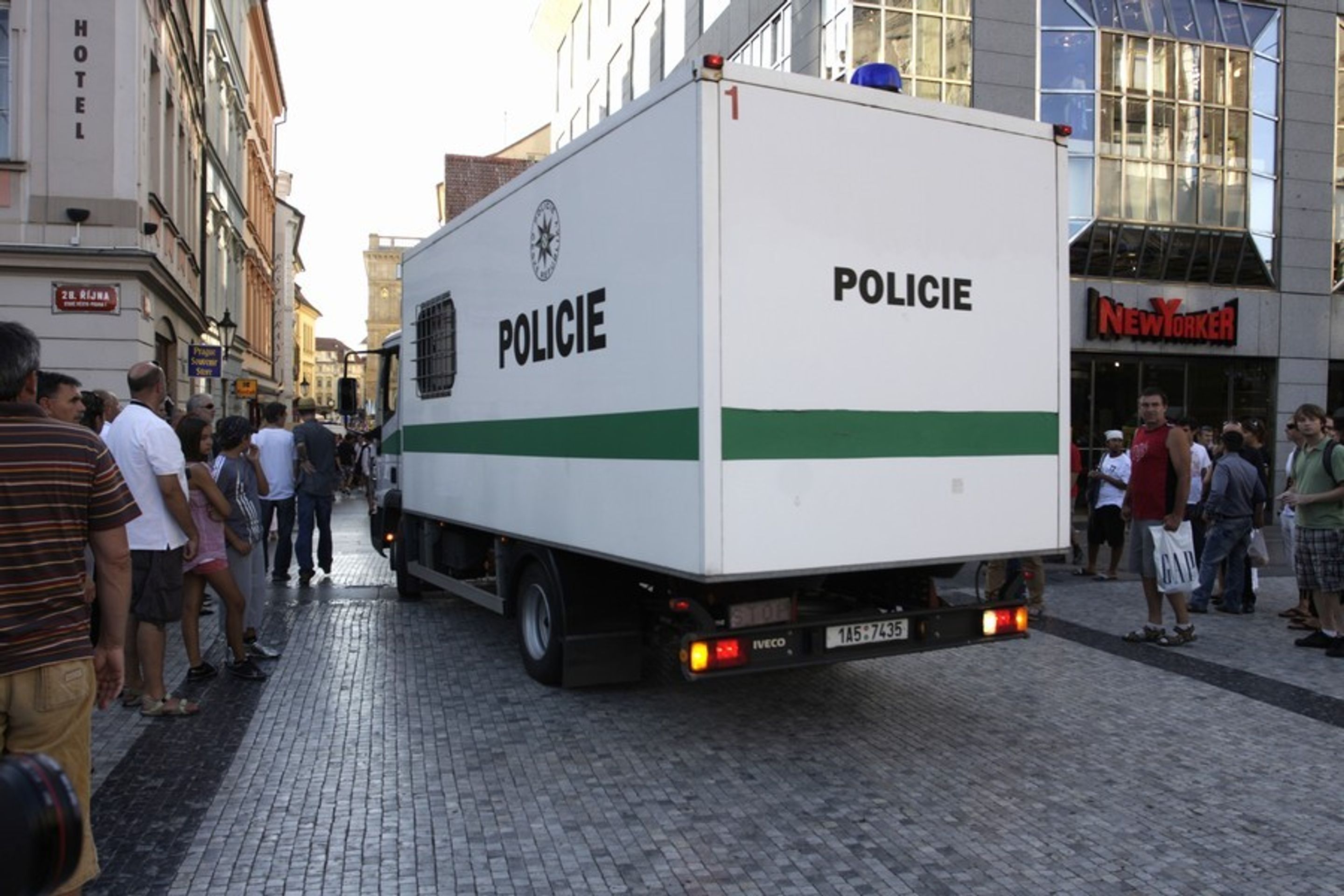 Zátah proti fanouškům na Václaváku-1 | Galerie: GALERIE: Srbští ...