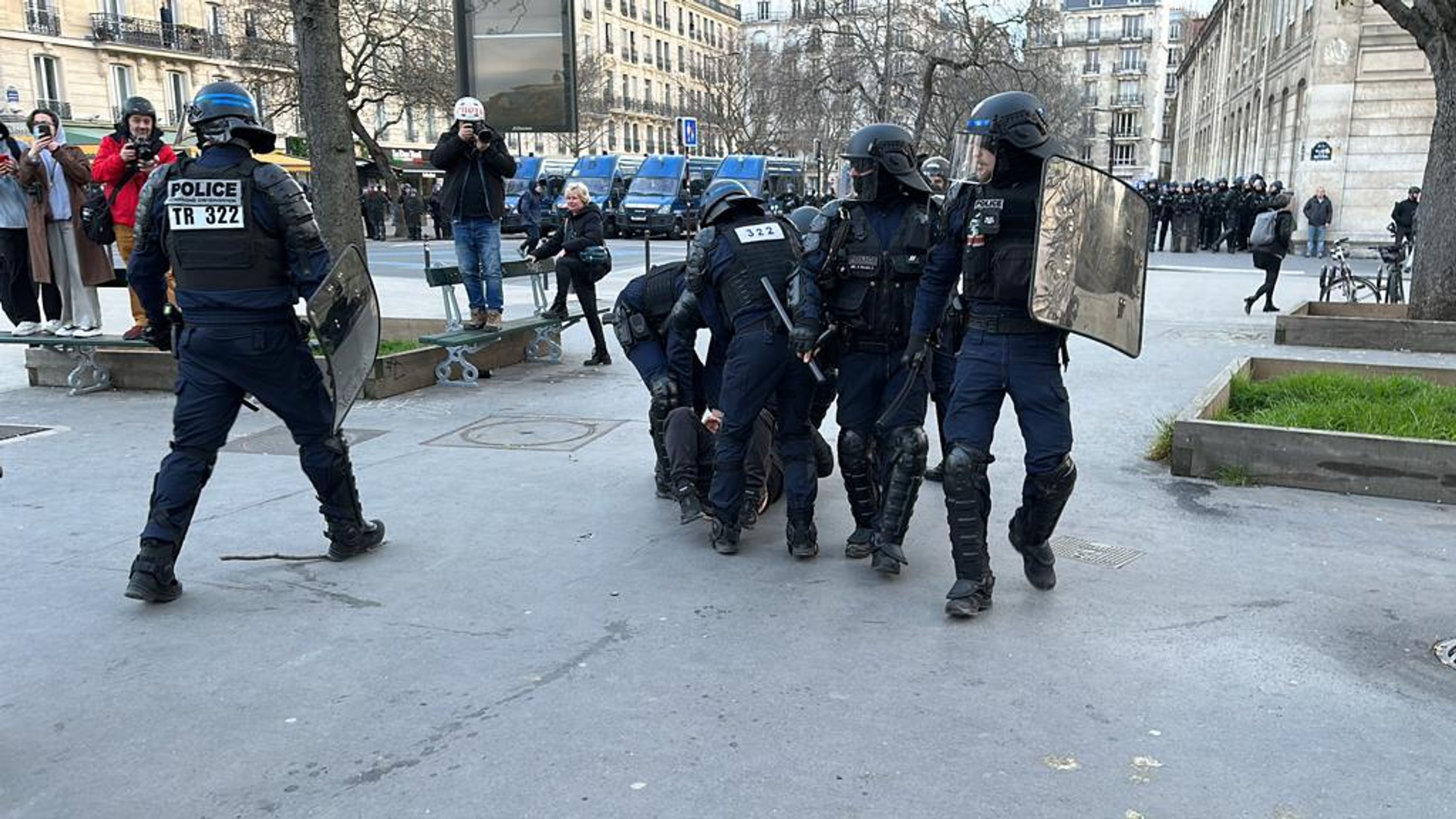 Demonstrace v Paříži, 28. 3. 2023 | Galerie: Demonstrace v Paříži | TN.cz