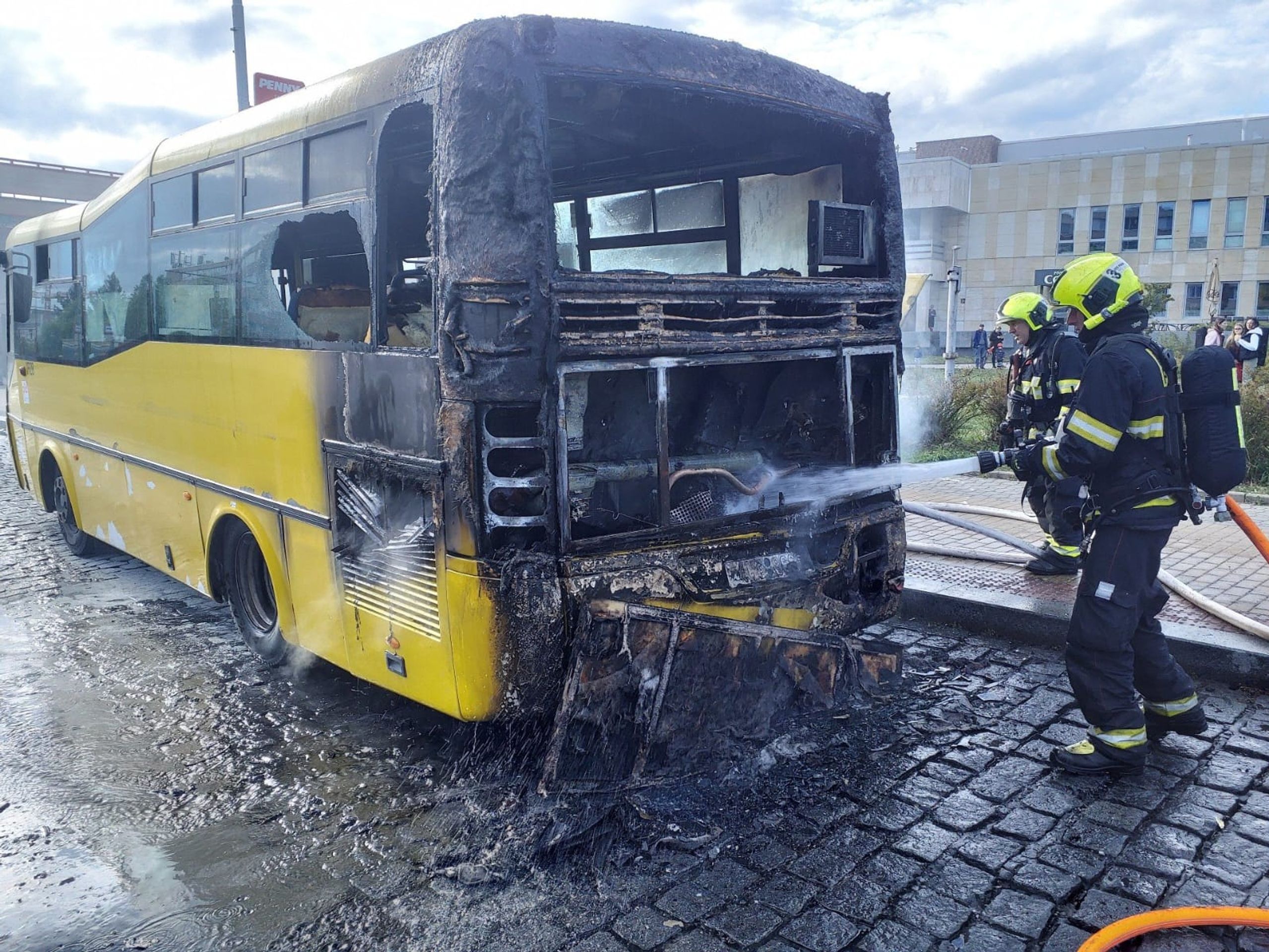 Požár autobusu v ulici Střelničná | Galerie: Požár autobusu v ulici ...