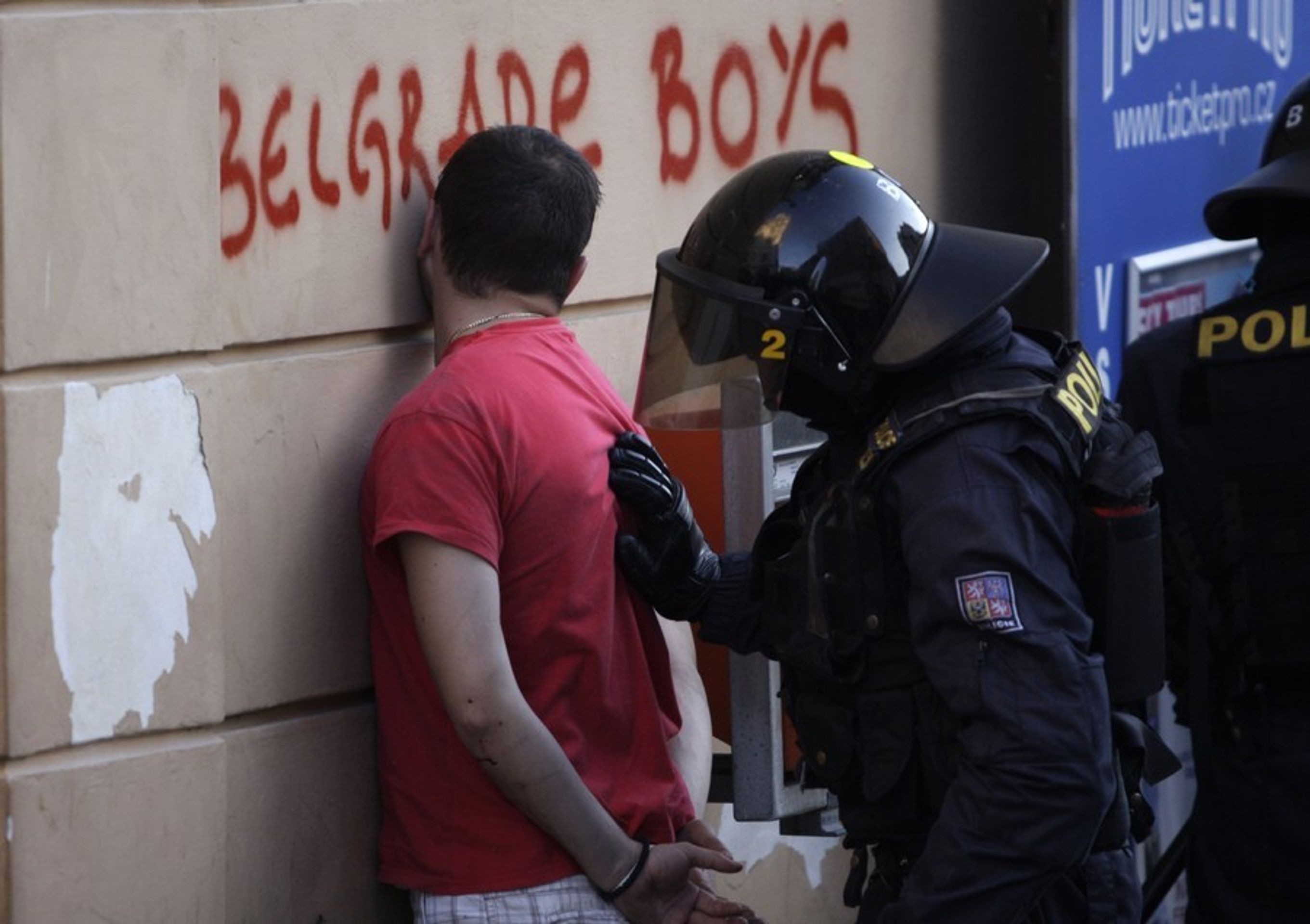 Zátah proti fanouškům na Václaváku-1 | Galerie: GALERIE: Srbští ...