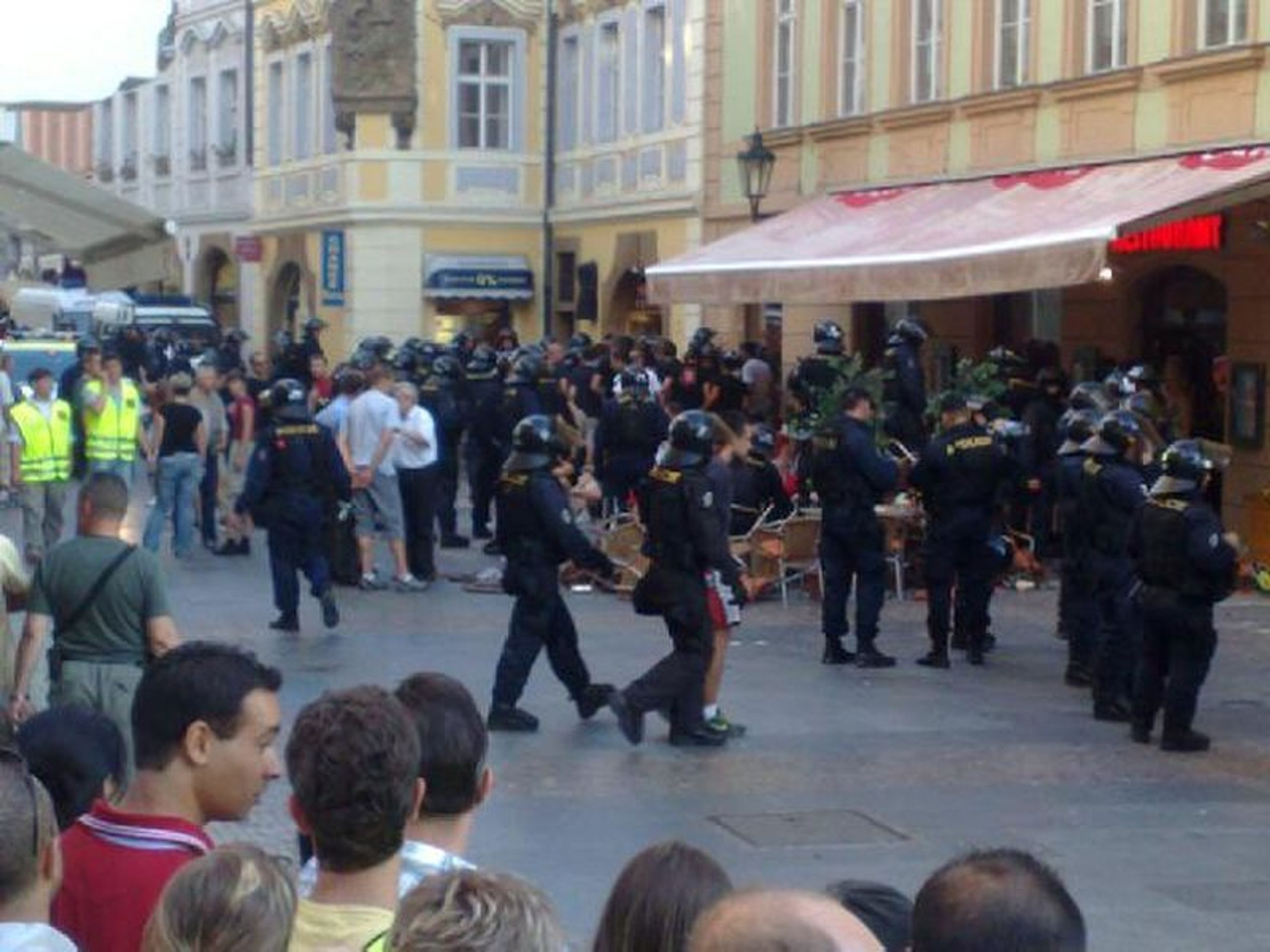 Zátah proti fanouškům na Václaváku-18 | Galerie: GALERIE: Srbští ...