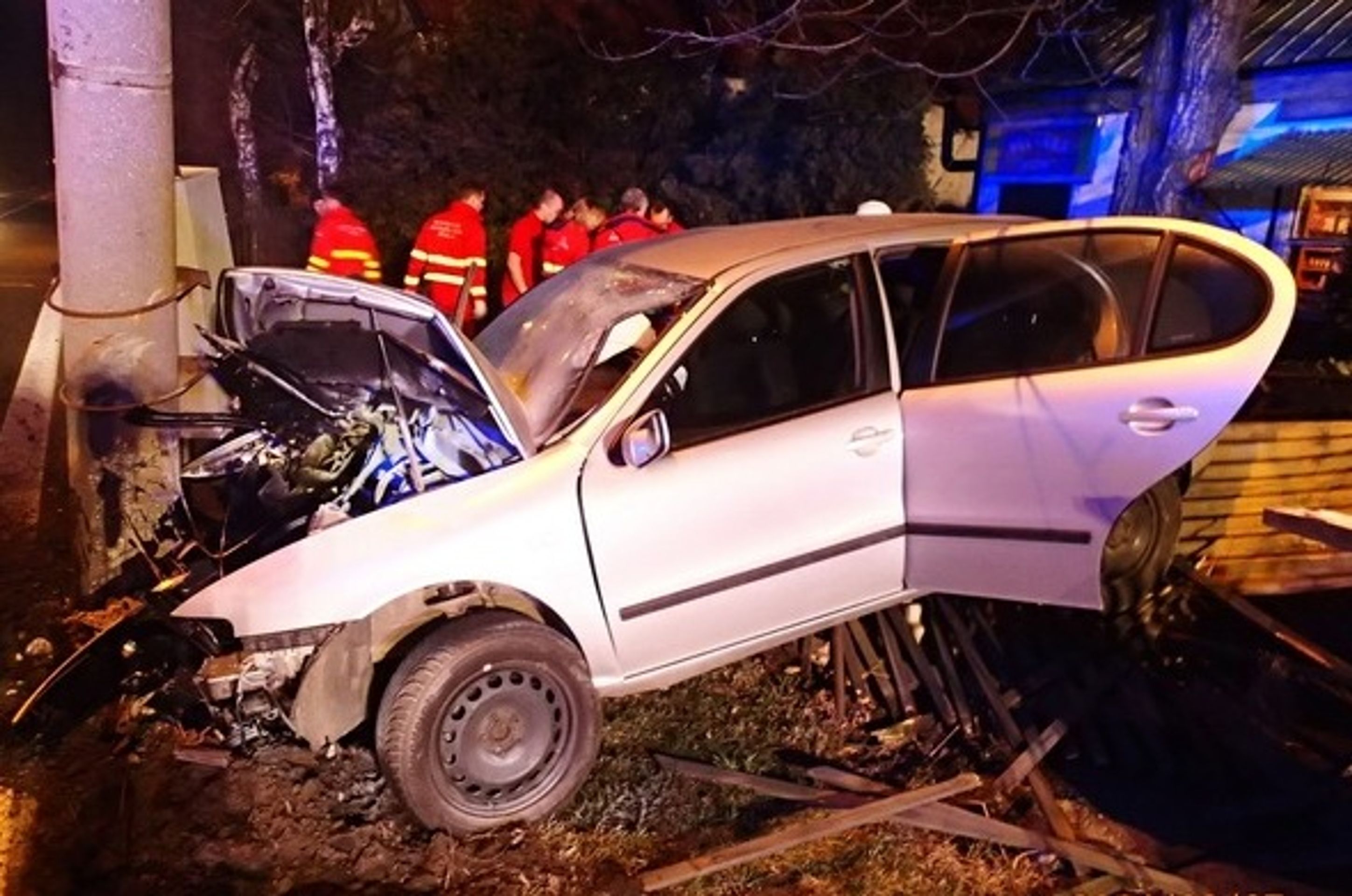 Narazil do sloupu - 2 | Galerie: Nehoda na Bruntálsku | TN.cz