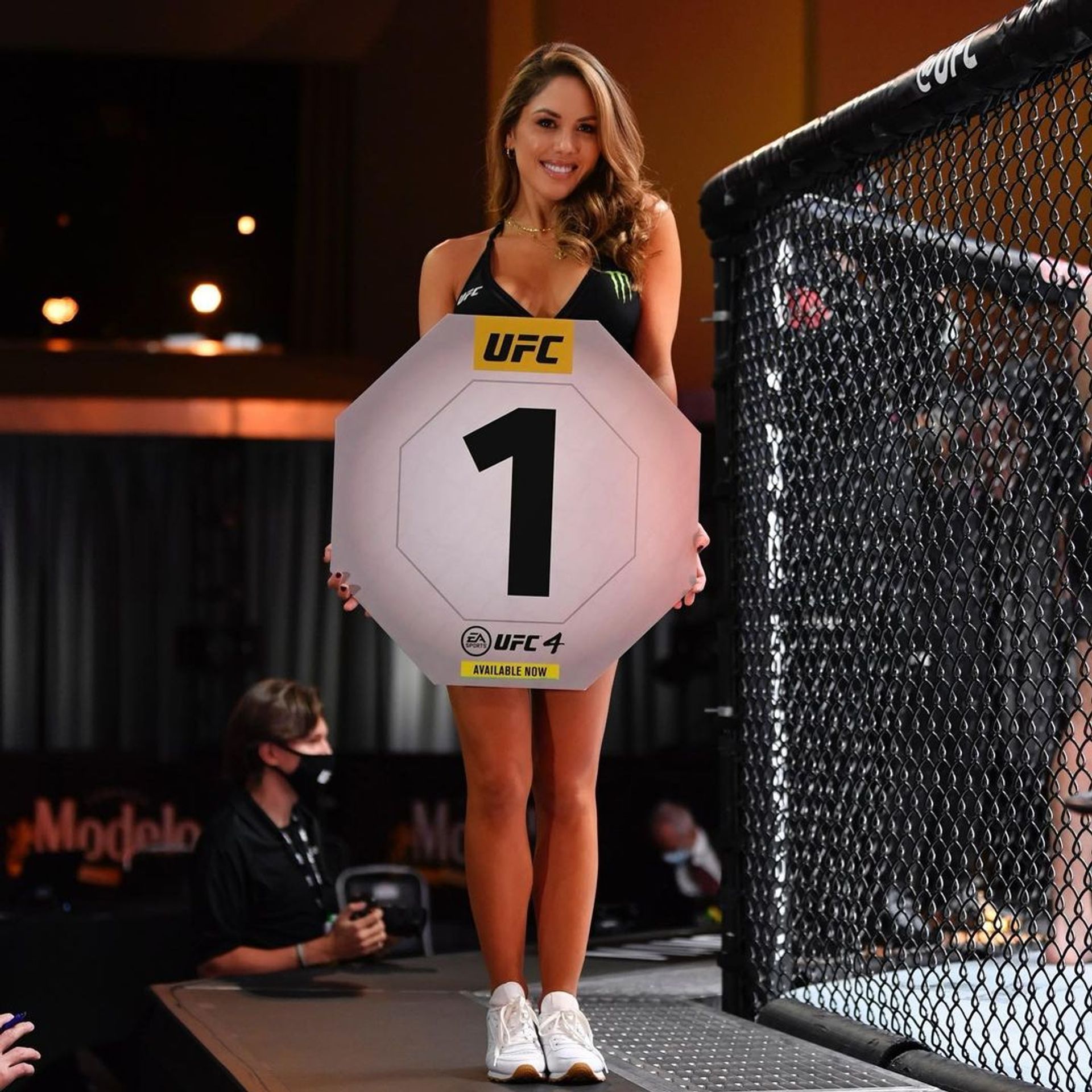 Ufc Ring Girl Brittney Palmerová Pózuje Na Pláži Galerie Galerie Ufc Ring Girl Brittney