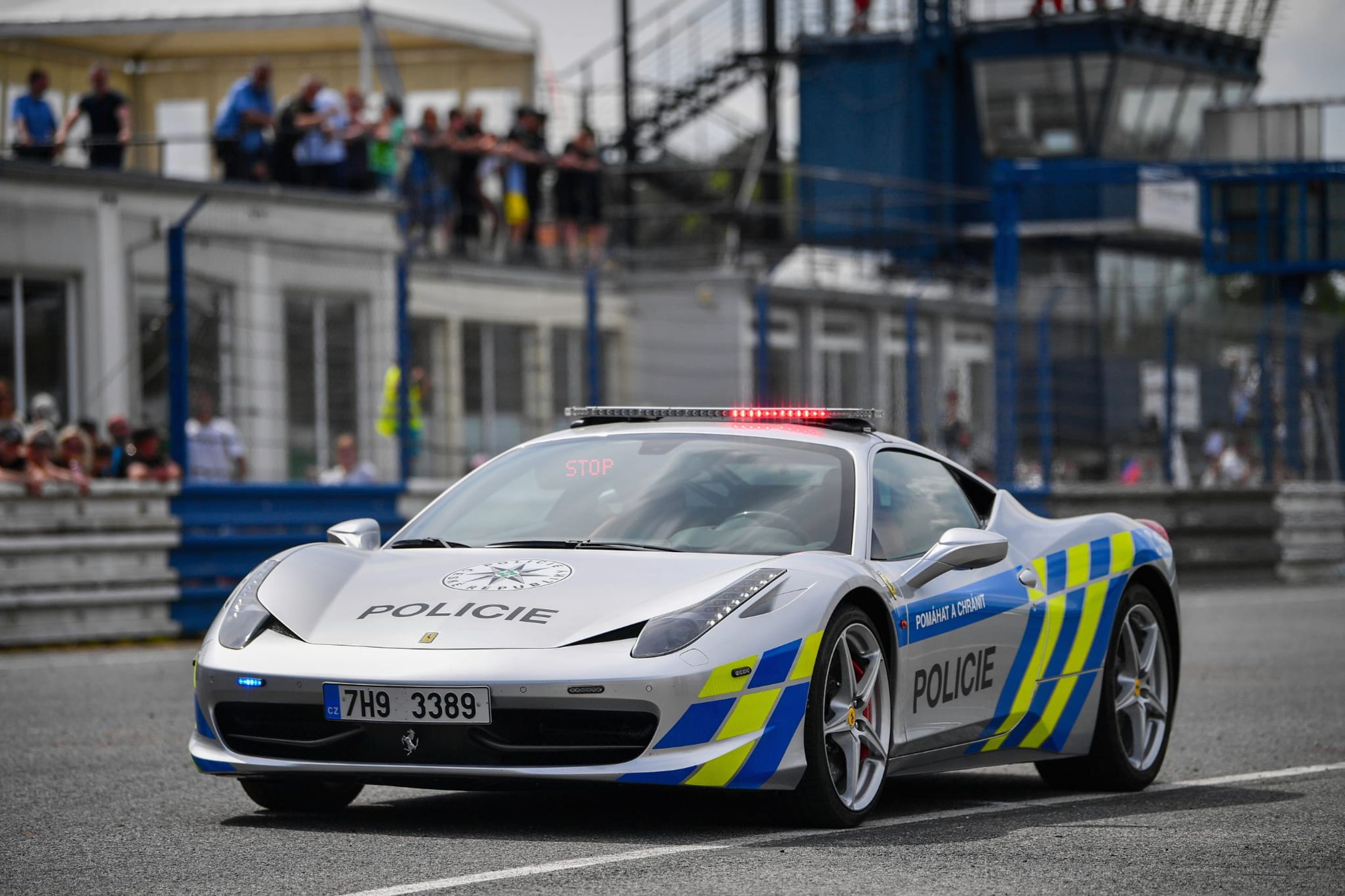 Ferrari F 142-458 Italia během Dne s policií na autodromu v Sosnové ...