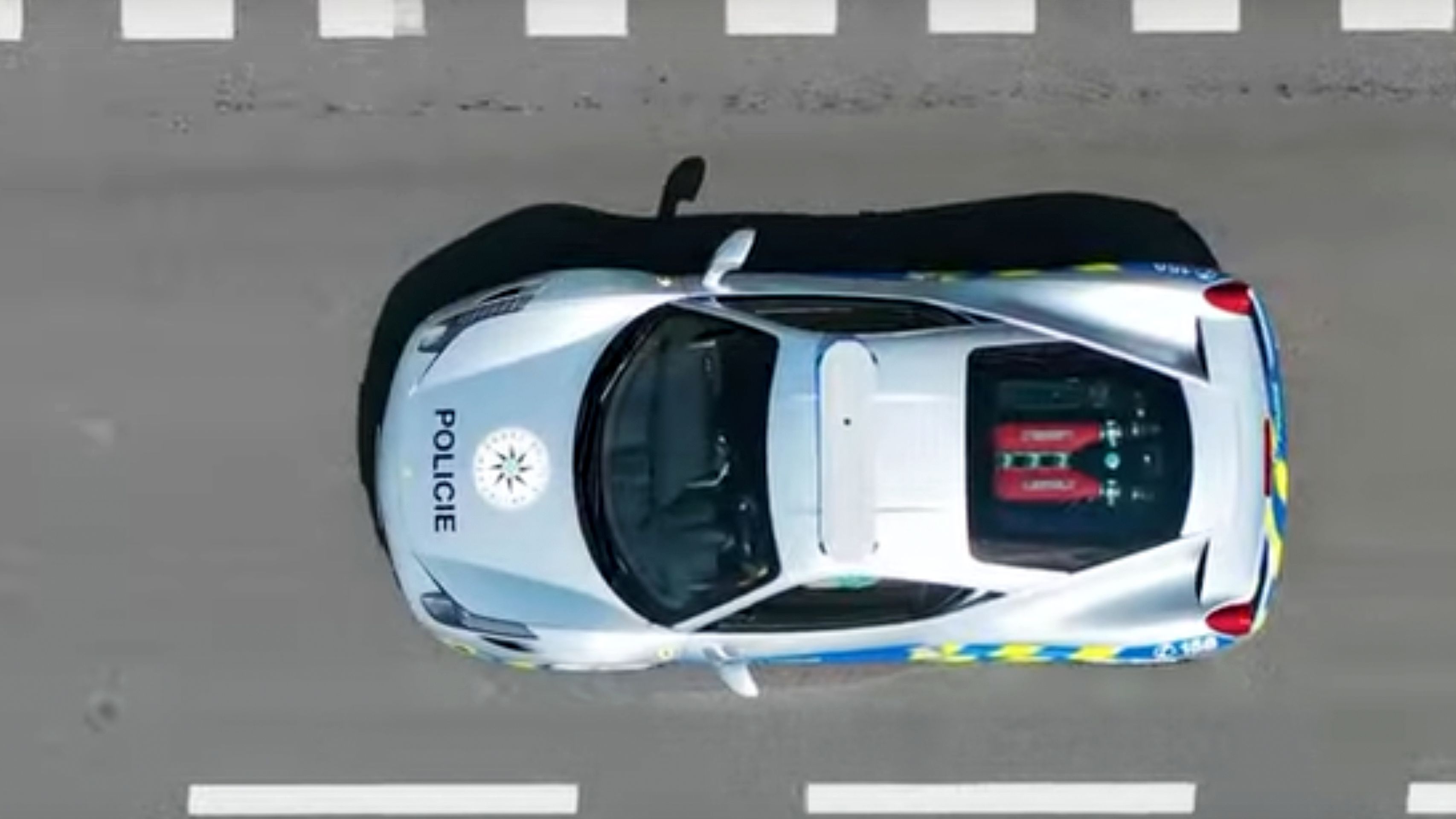 Ferrari F 142-458 Italia během Dne s policií na autodromu v Sosnové ...
