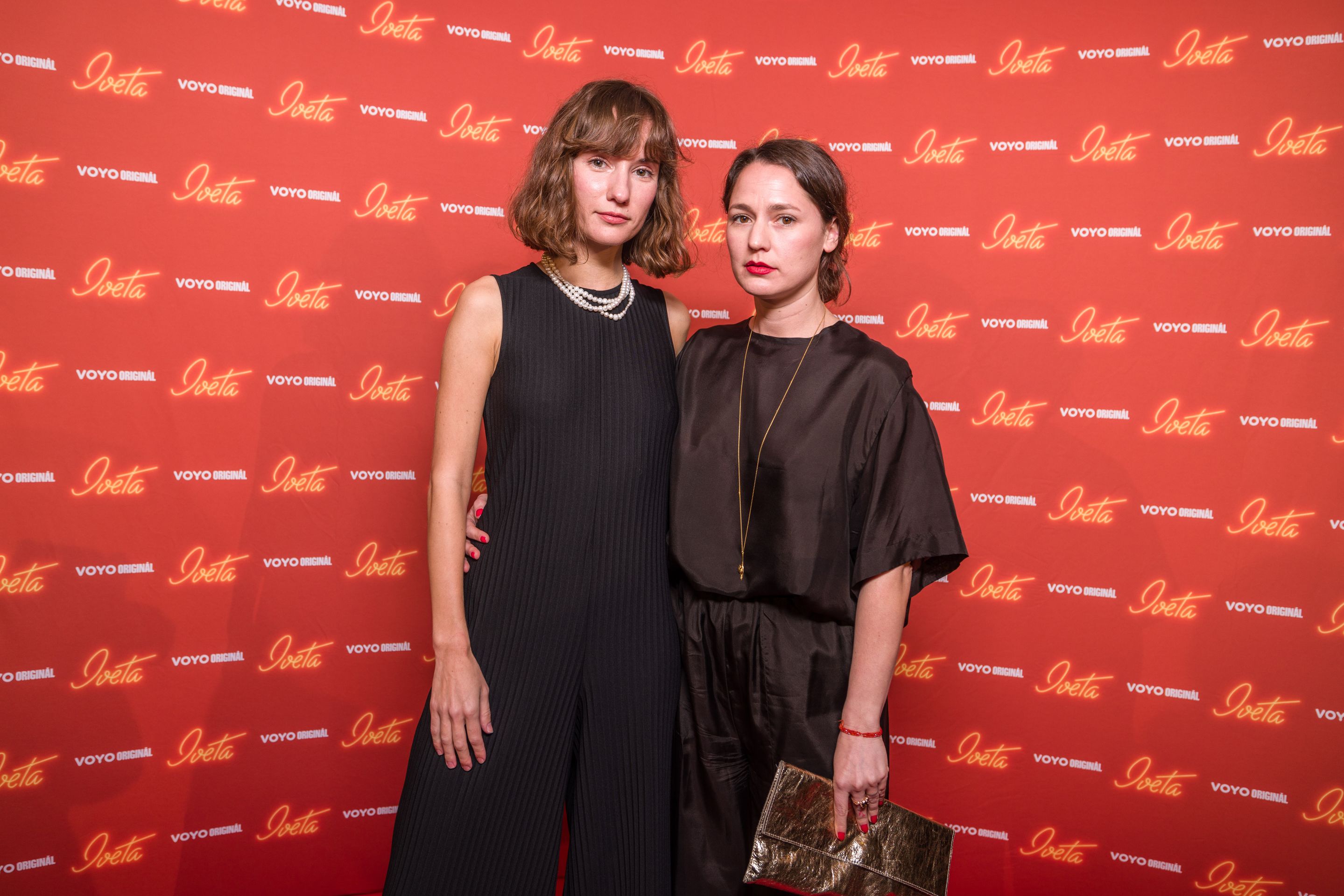 Artur Štaidl s neznámou kráskou | Galerie: Premiéra druhé řady seriálu ...