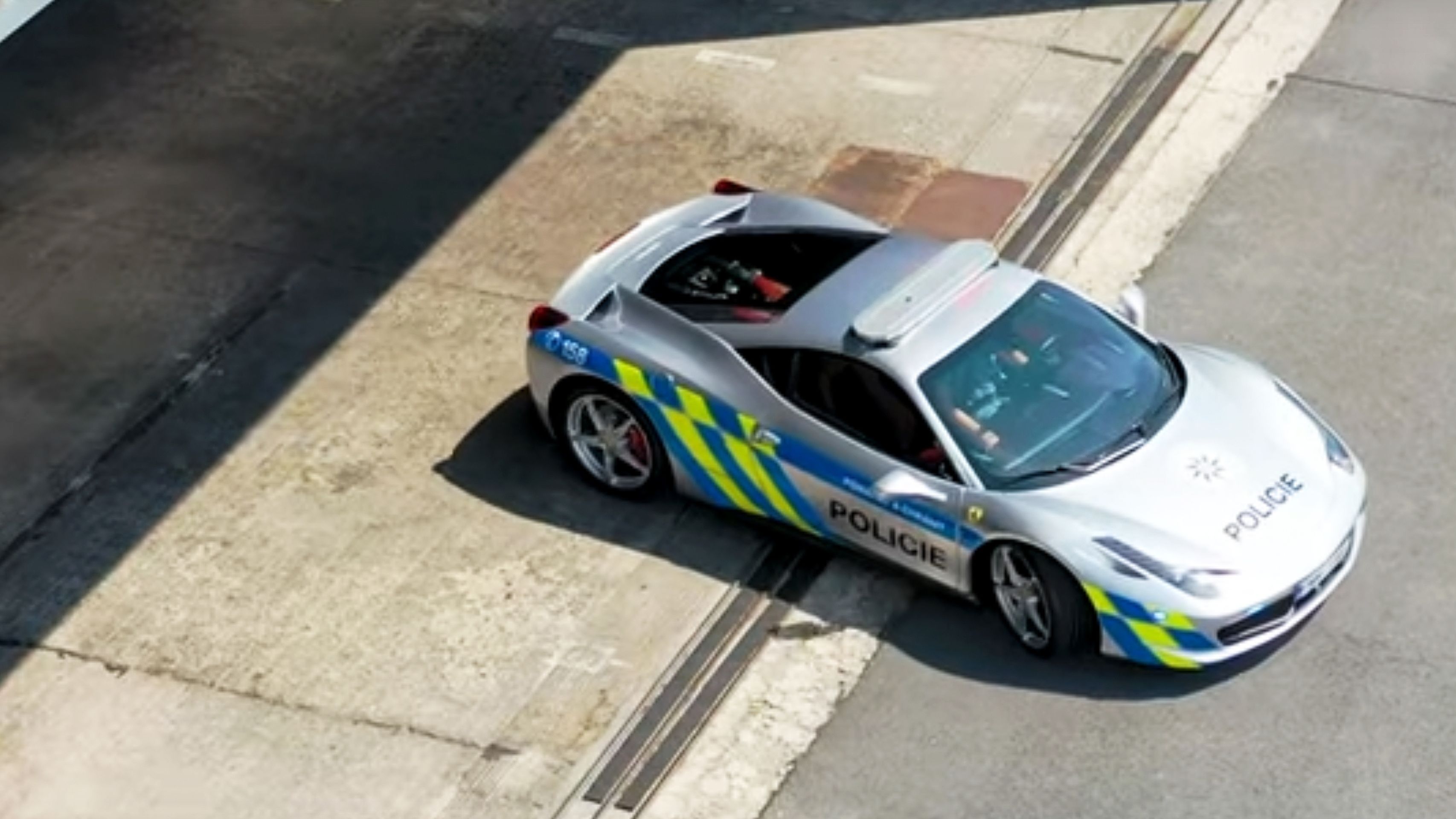 Ferrari F 142-458 Italia během Dne s policií na autodromu v Sosnové ...